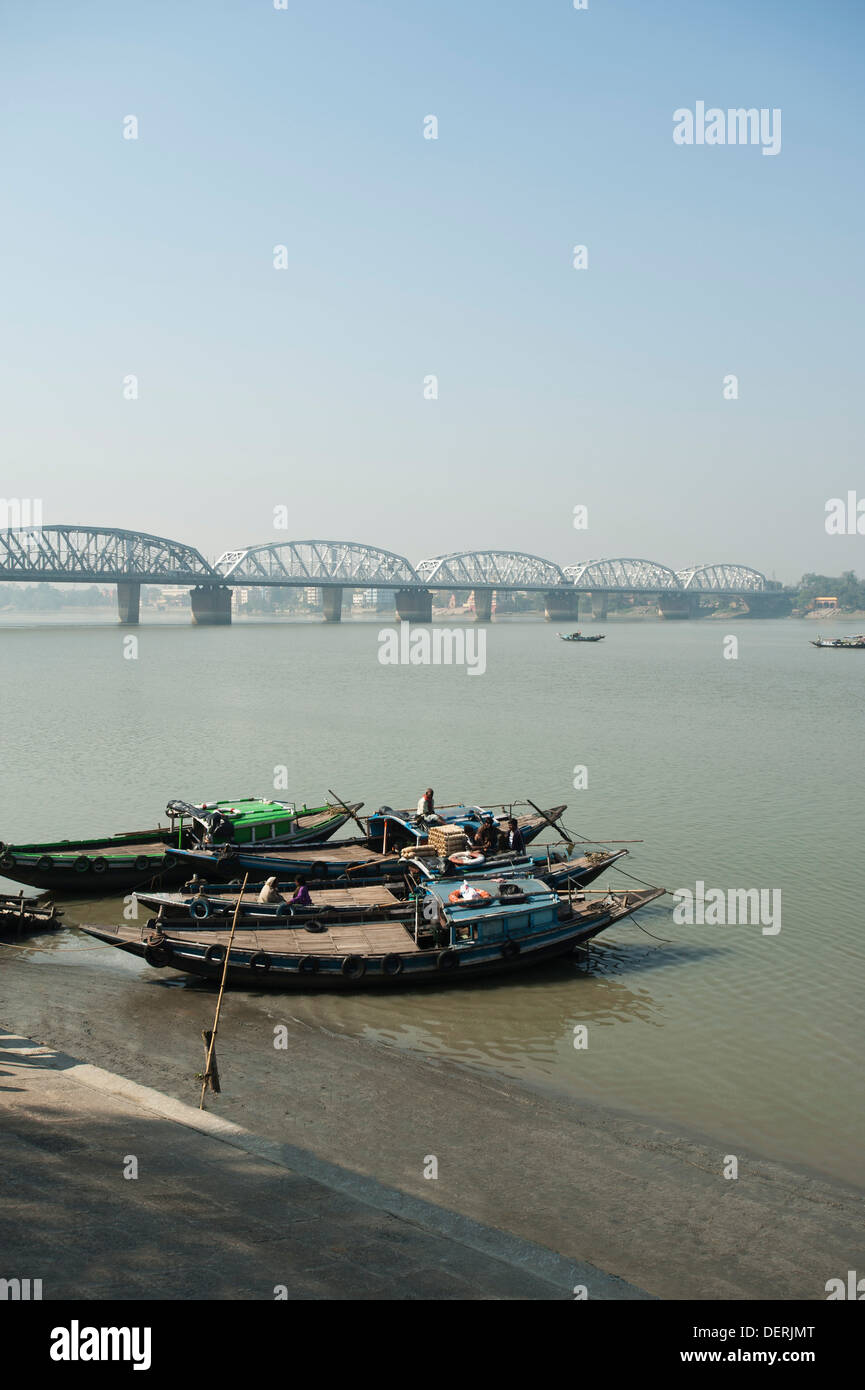 Boats in a River with bridge in the background, Vivekananda Setu ...