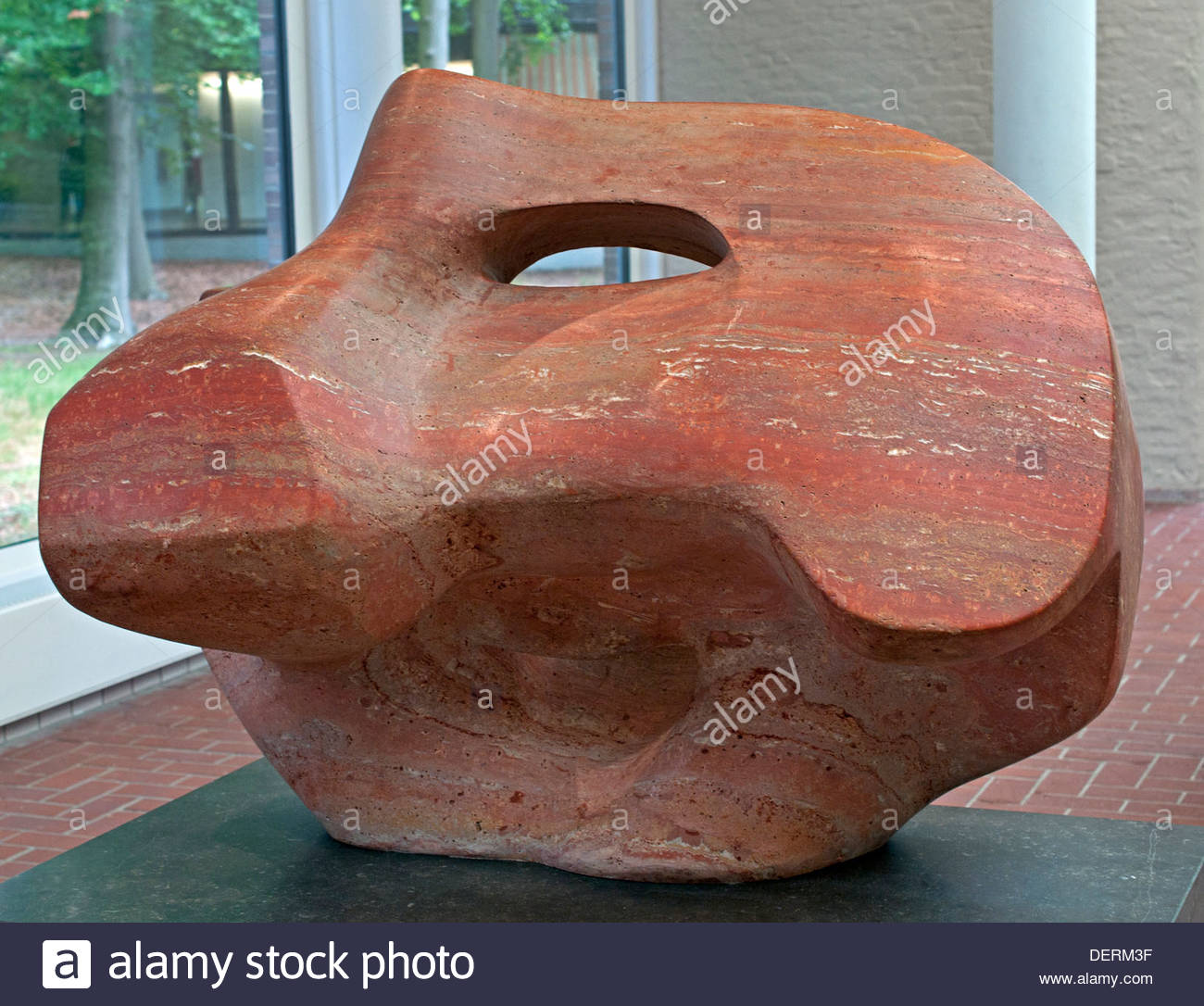 Henry Moore Sculpture Art Gallery Stock Photos & Henry Moore Sculpture ...