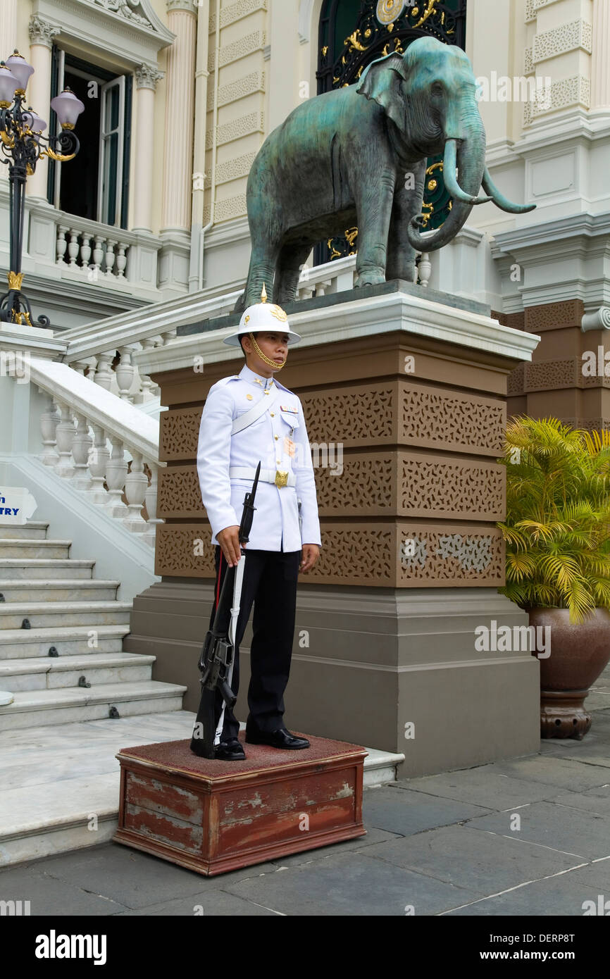 Bangkok thailand guard royal palace hi-res stock photography and images ...