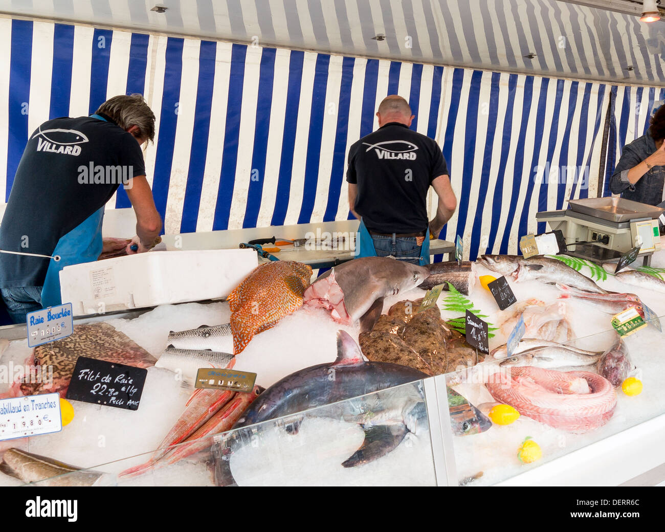 Fish market stall hi-res stock photography and images - Alamy