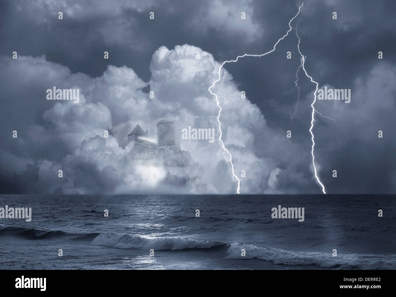 Lightning storm castle hi-res stock photography and images - Alamy
