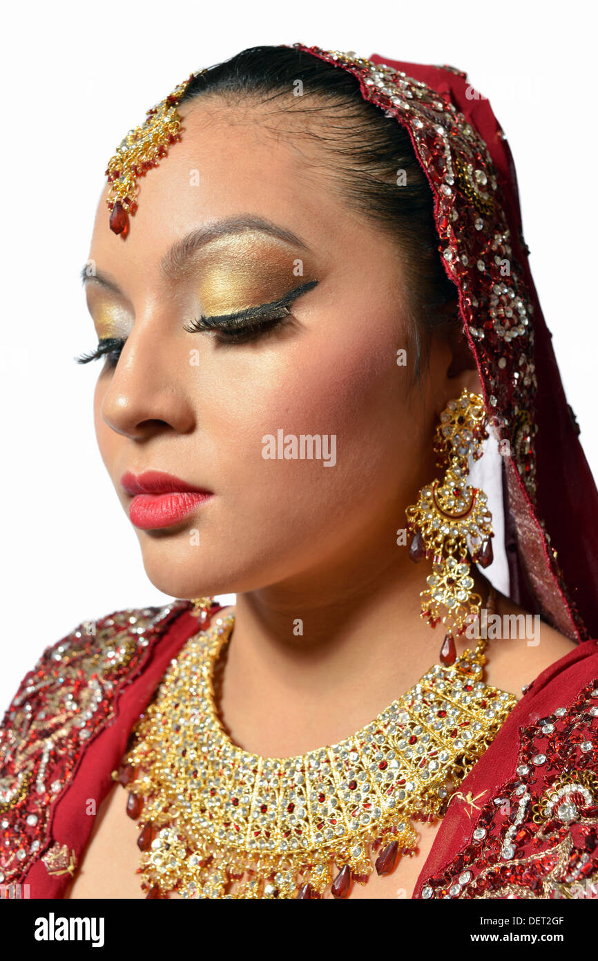 Asian Bride Wearing Veil Stock Photos & Asian Bride Wearing Veil Stock ...