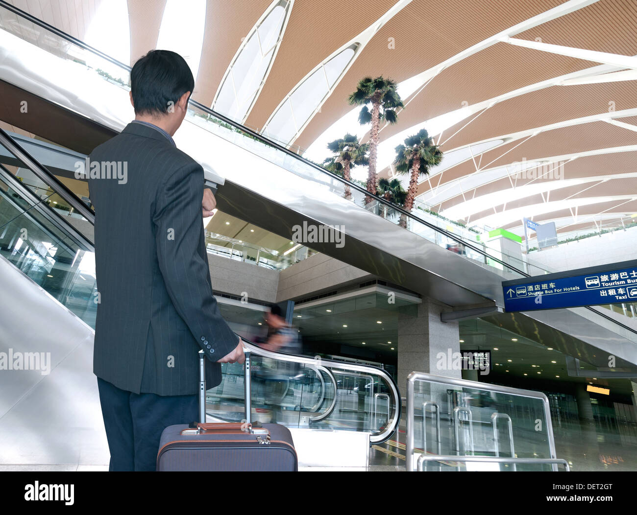 Business man at airport Stock Photo - Alamy