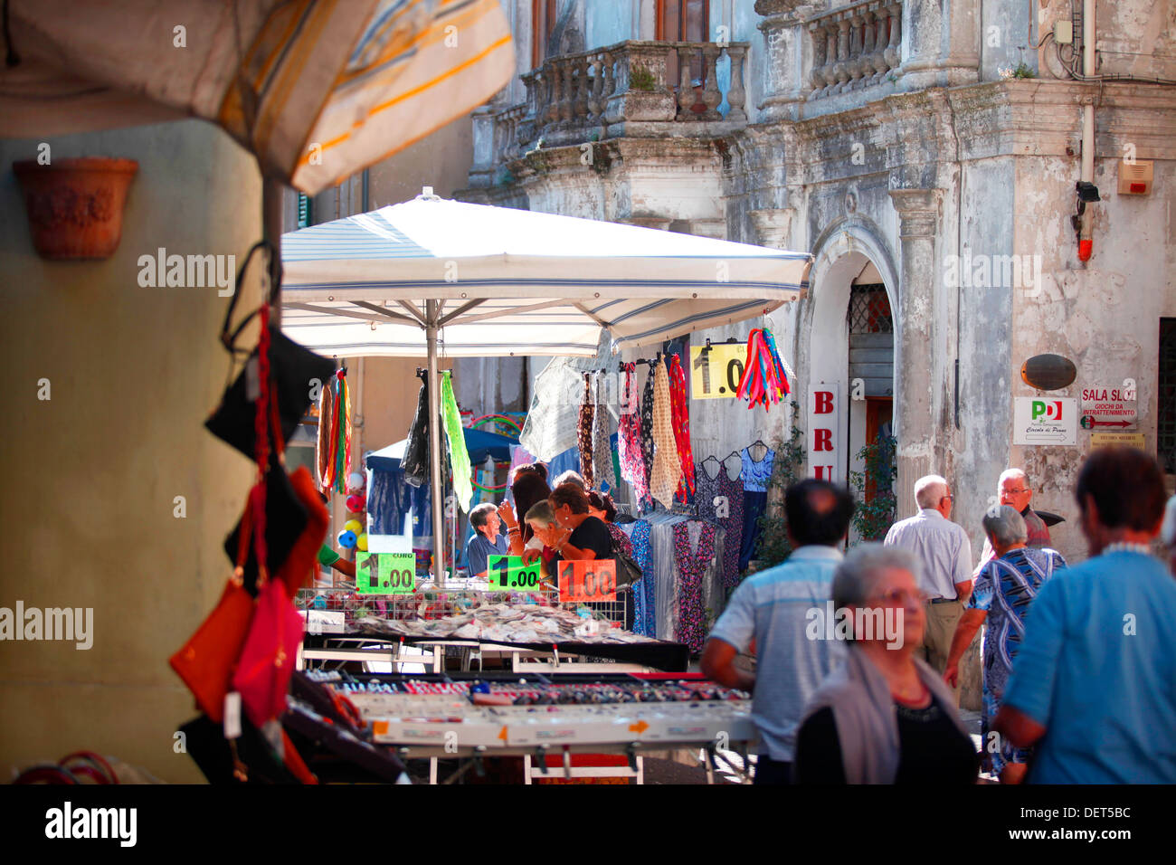 Market stalls italy hi-res stock photography and images - Alamy