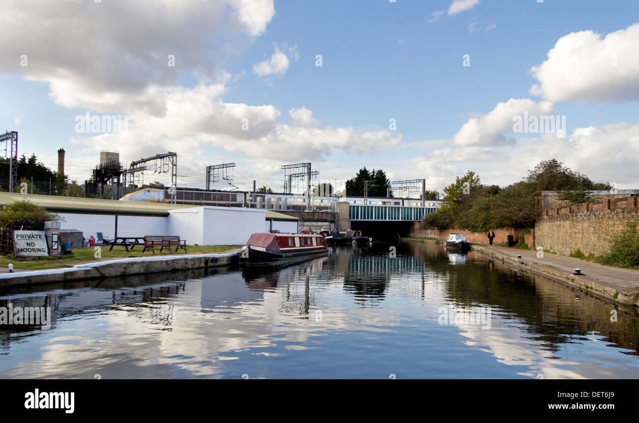 The Regents Canal at St Pancras in London Stock Photo - Alamy