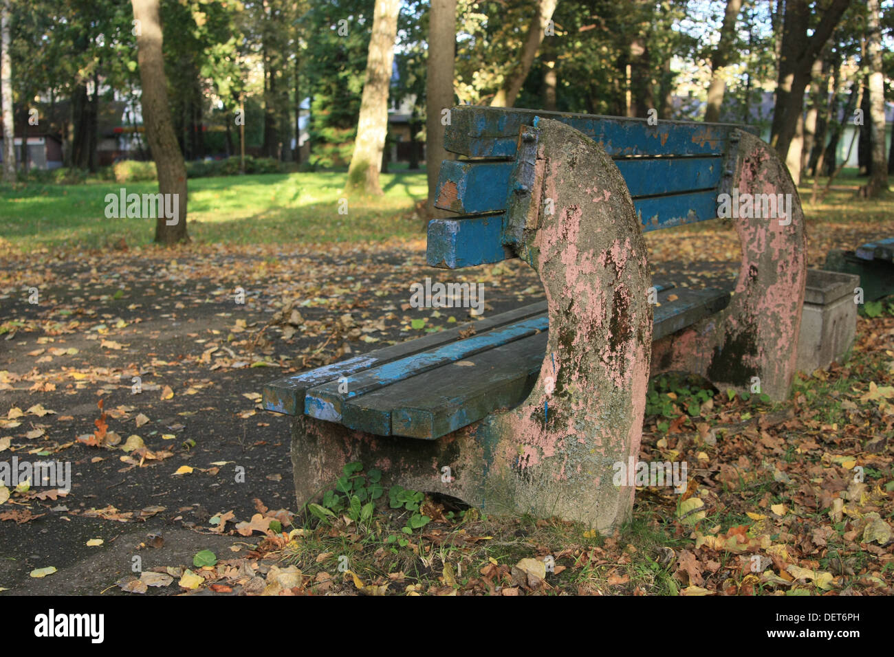 Old bench in the park among the fallen leaves hi-res stock photography ...