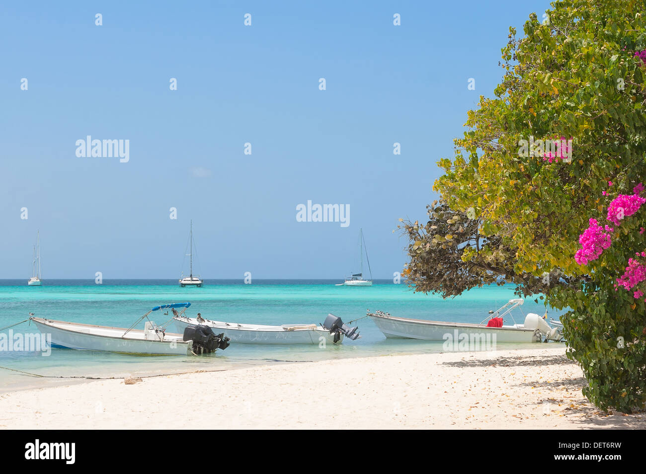 Tropical beach of island Gran Roque with boats, archipelago Los Roques ...
