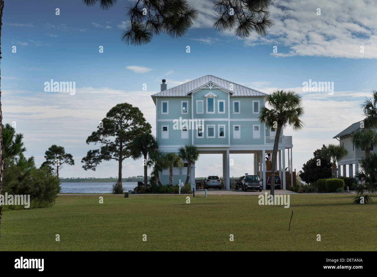 House in front of ocean hi-res stock photography and images - Alamy
