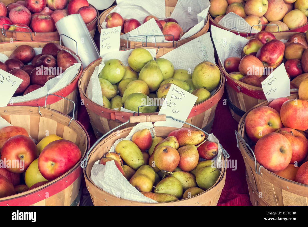 Apples and pears for sale at roadside stand, Oregon Stock Photo - Alamy