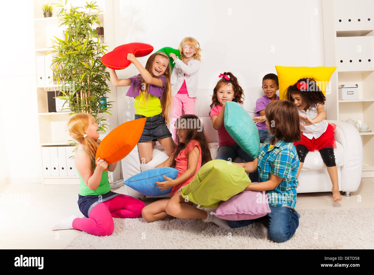 Small children fighting hi-res stock photography and images - Alamy