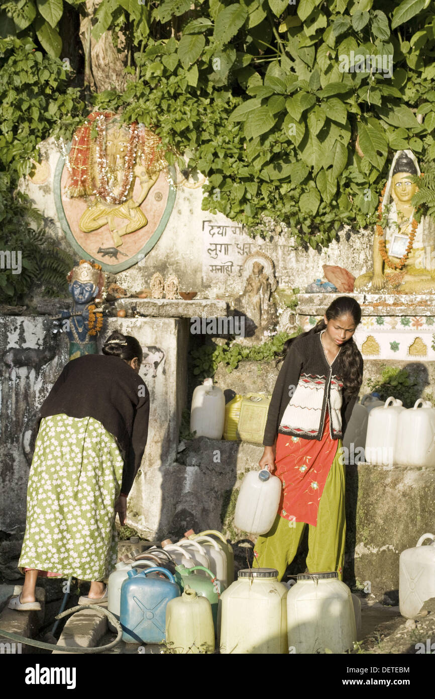 People filling containers hi-res stock photography and images - Alamy