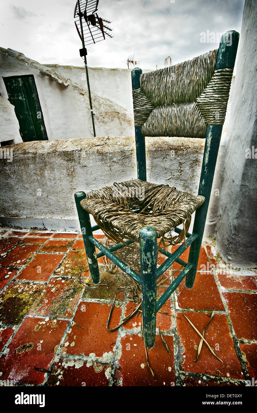 Silla de esparto rota en los tejados de Binibeca, Menorca, Islas ...