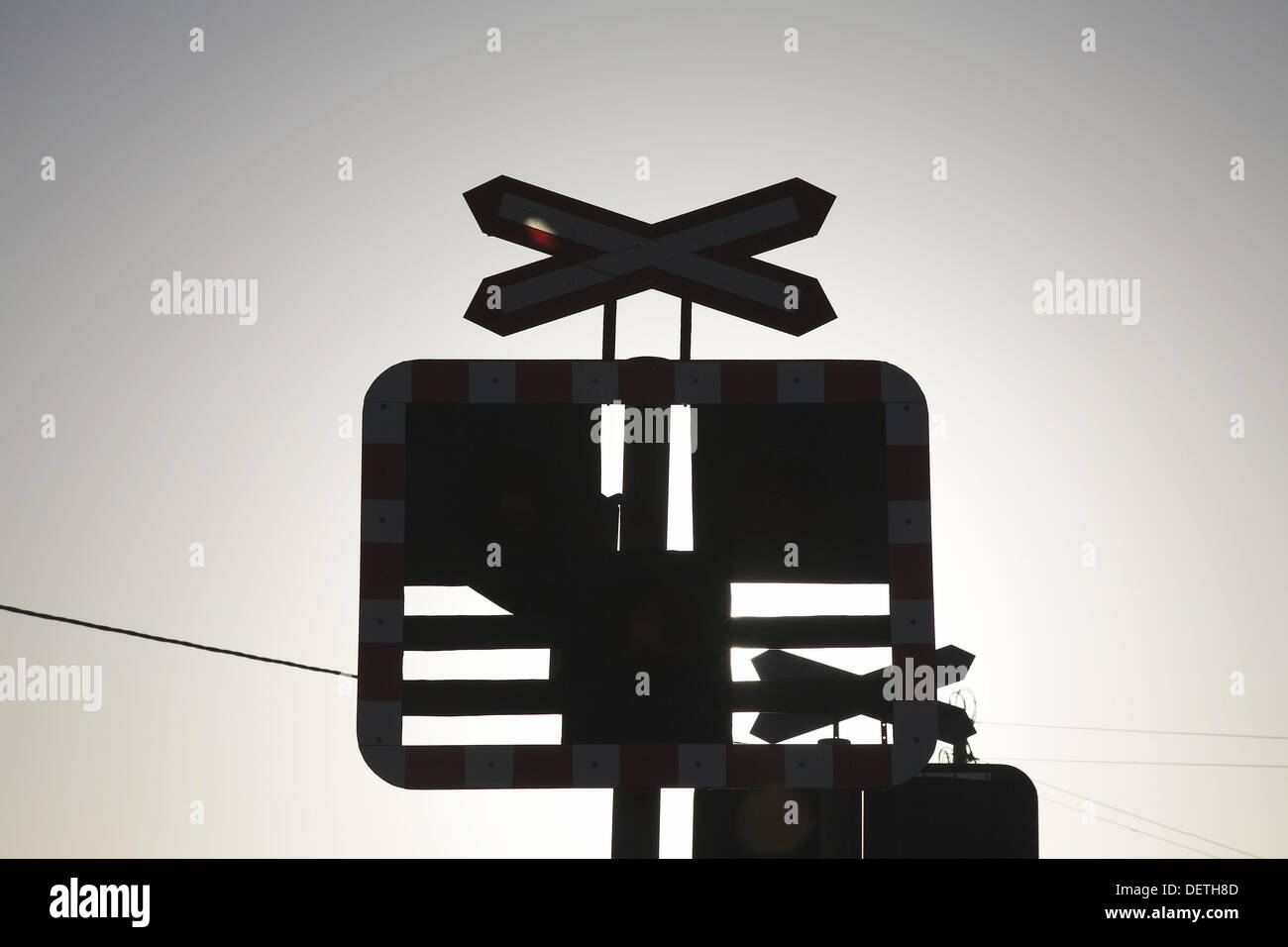 Rail crossing cross signal hi-res stock photography and images - Alamy