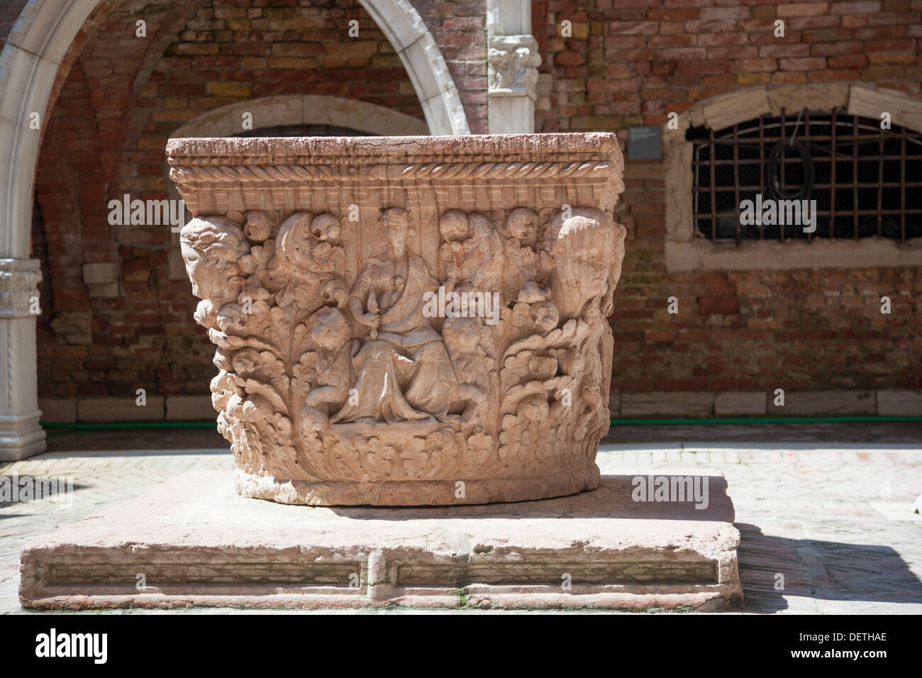 Courtyard well wells hi-res stock photography and images - Alamy