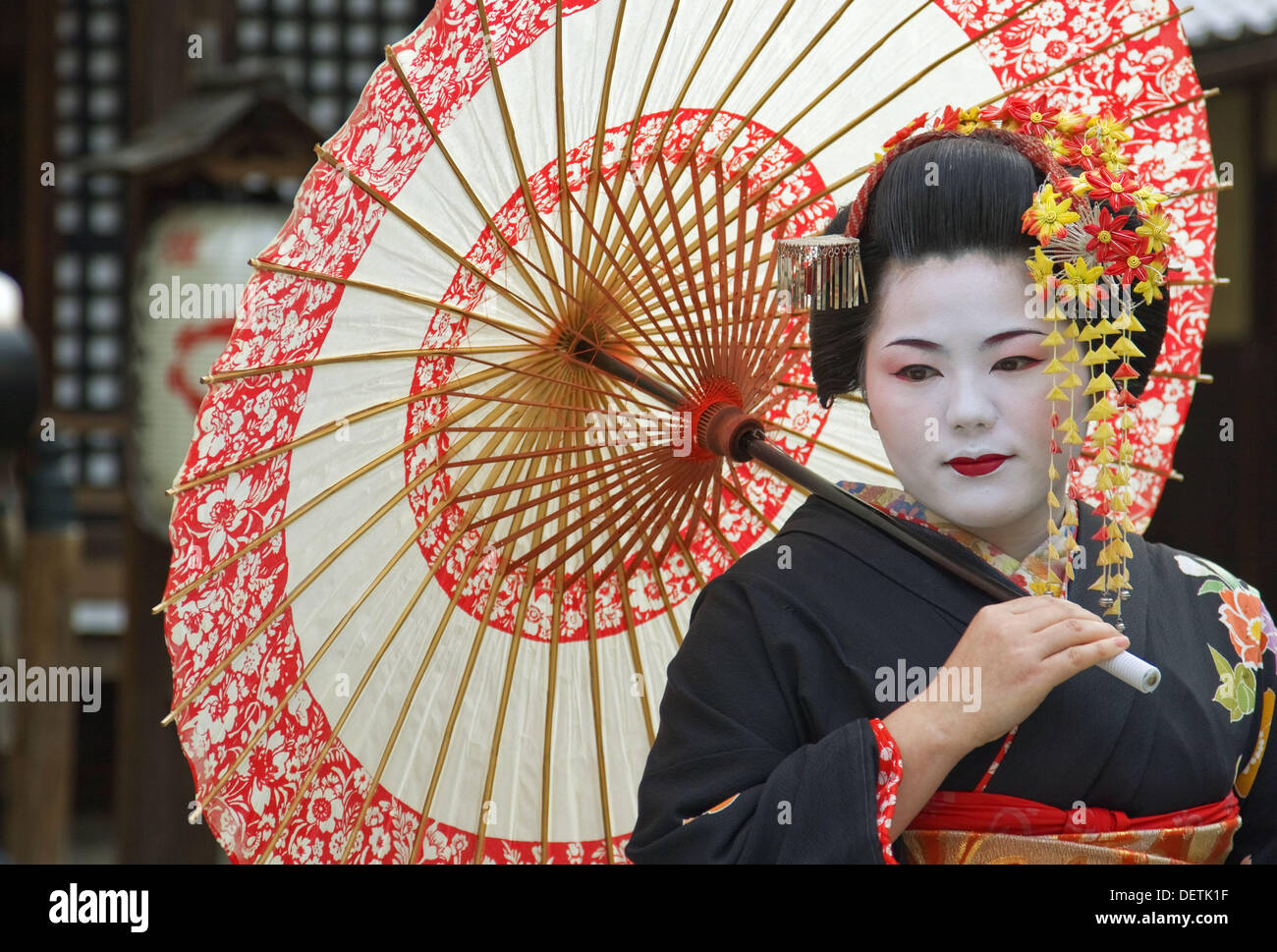 Geisha umbrella japan hi-res stock photography and images - Alamy