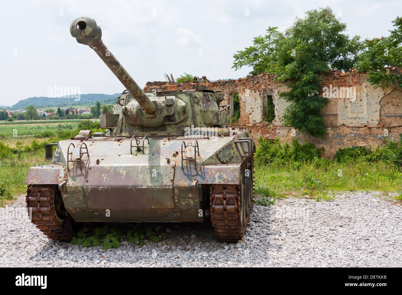 Tank in front of broken house Stock Photo - Alamy