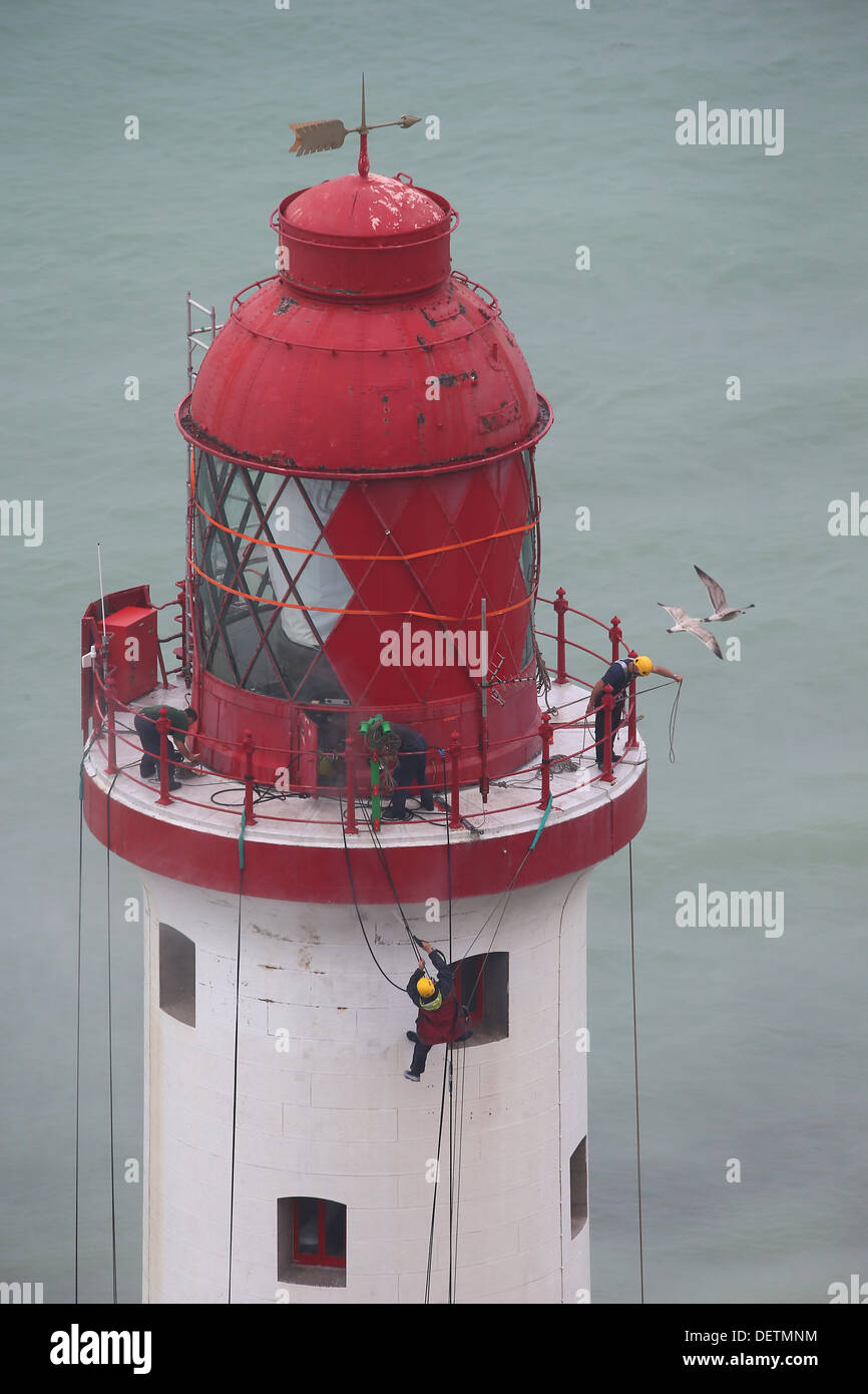 Specialist painters working on Beachy Head Lighthouse Stock Photo - Alamy
