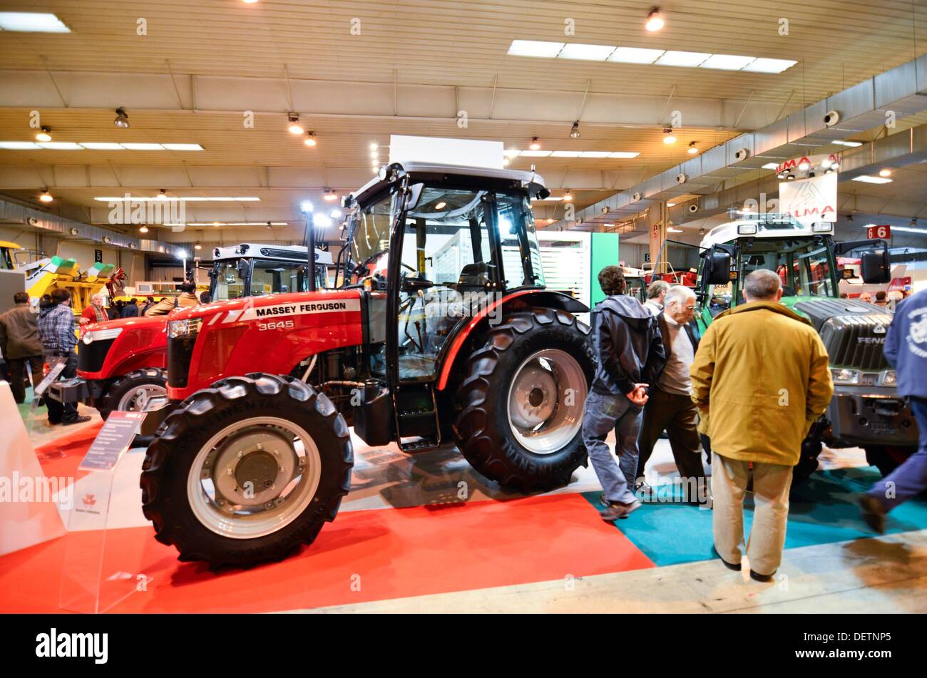 Vine growing techniques hi-res stock photography and images - Alamy