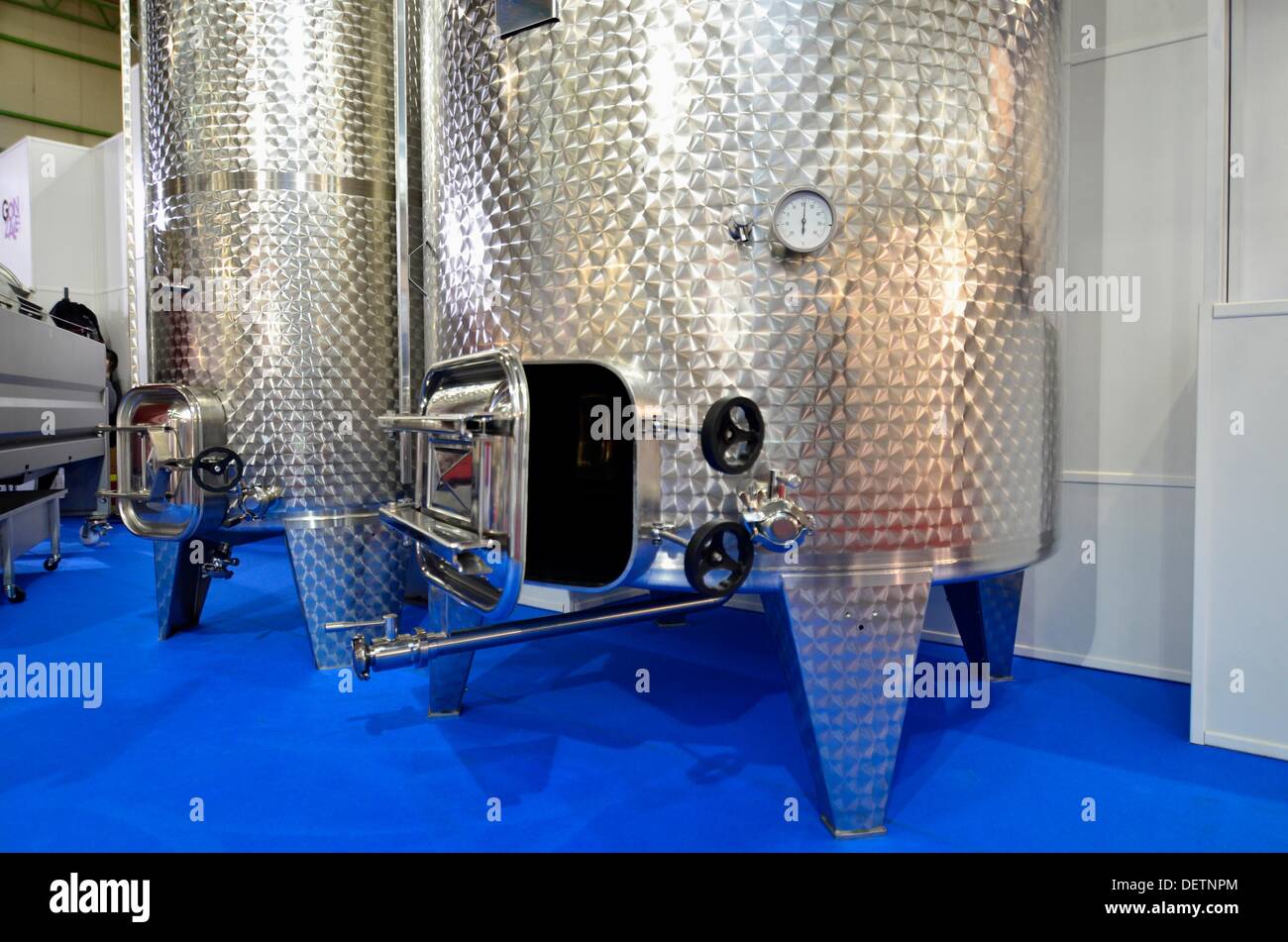 Vine growing technique hi-res stock photography and images - Alamy