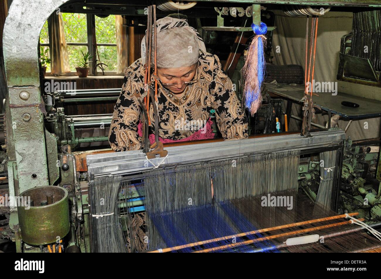 Mechanical weaving loom hi-res stock photography and images - Alamy