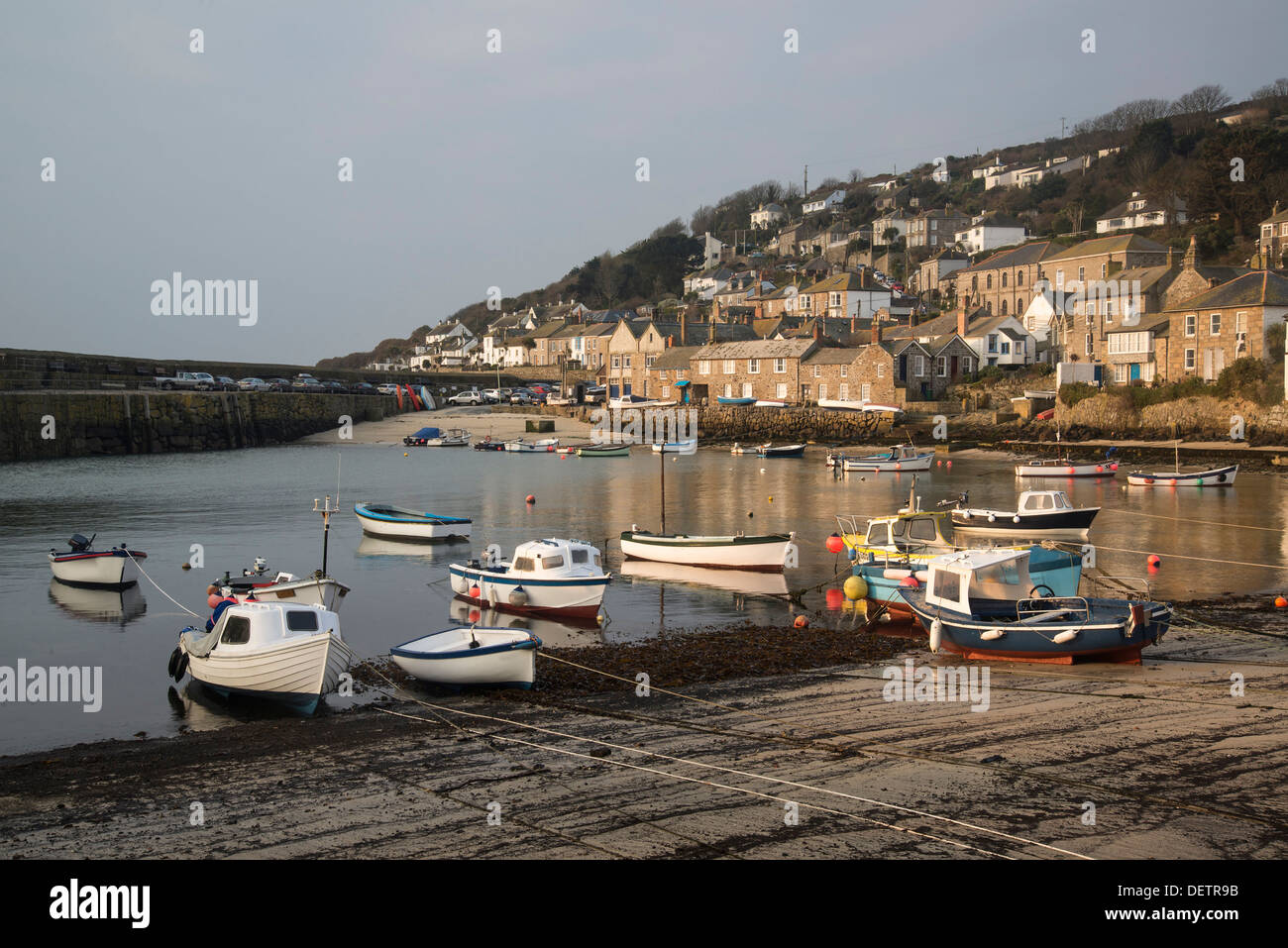 A traditional Cornish fishing village and harbor Cornwall England Stock ...