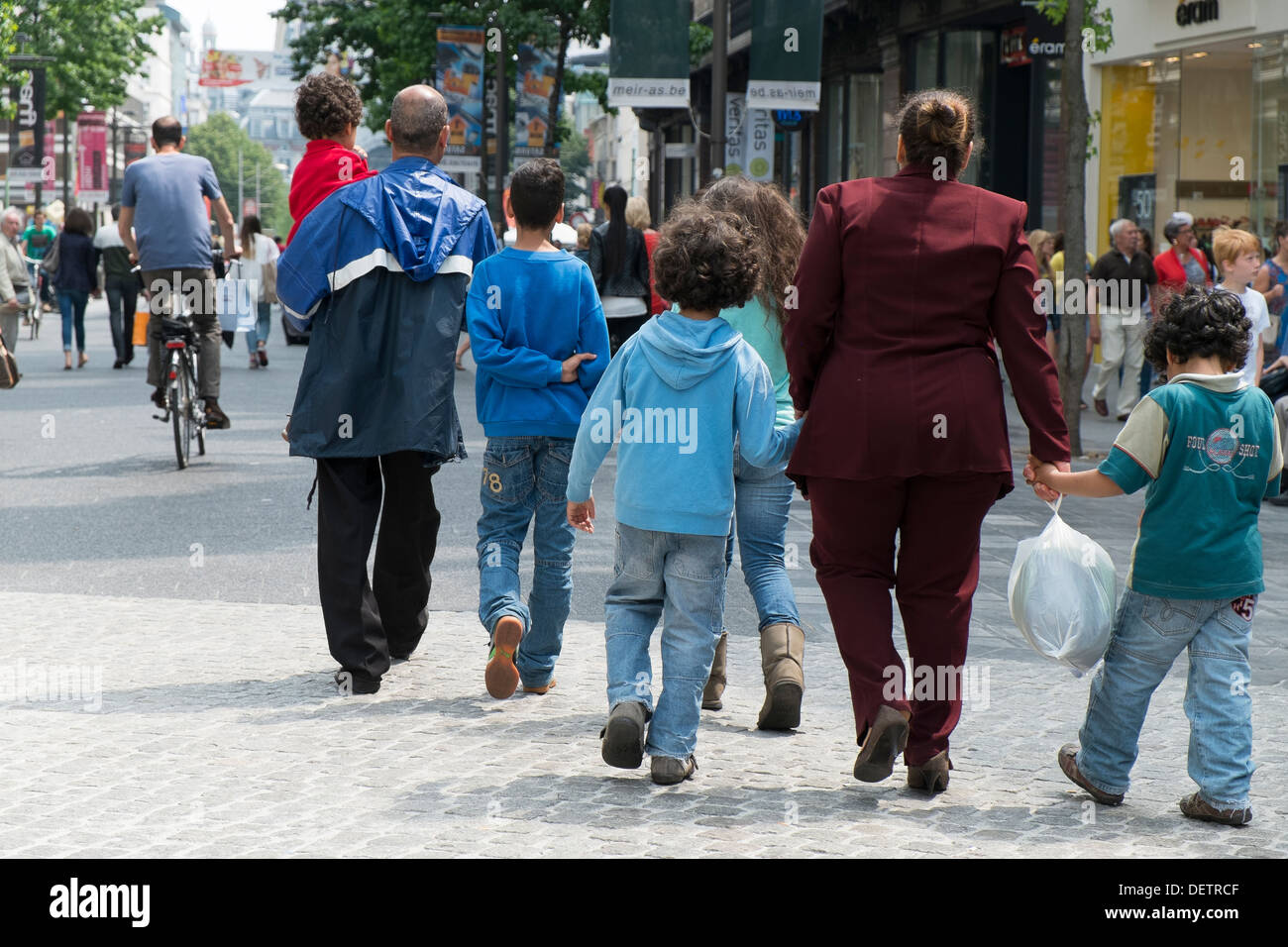Family group from behind hi-res stock photography and images - Alamy