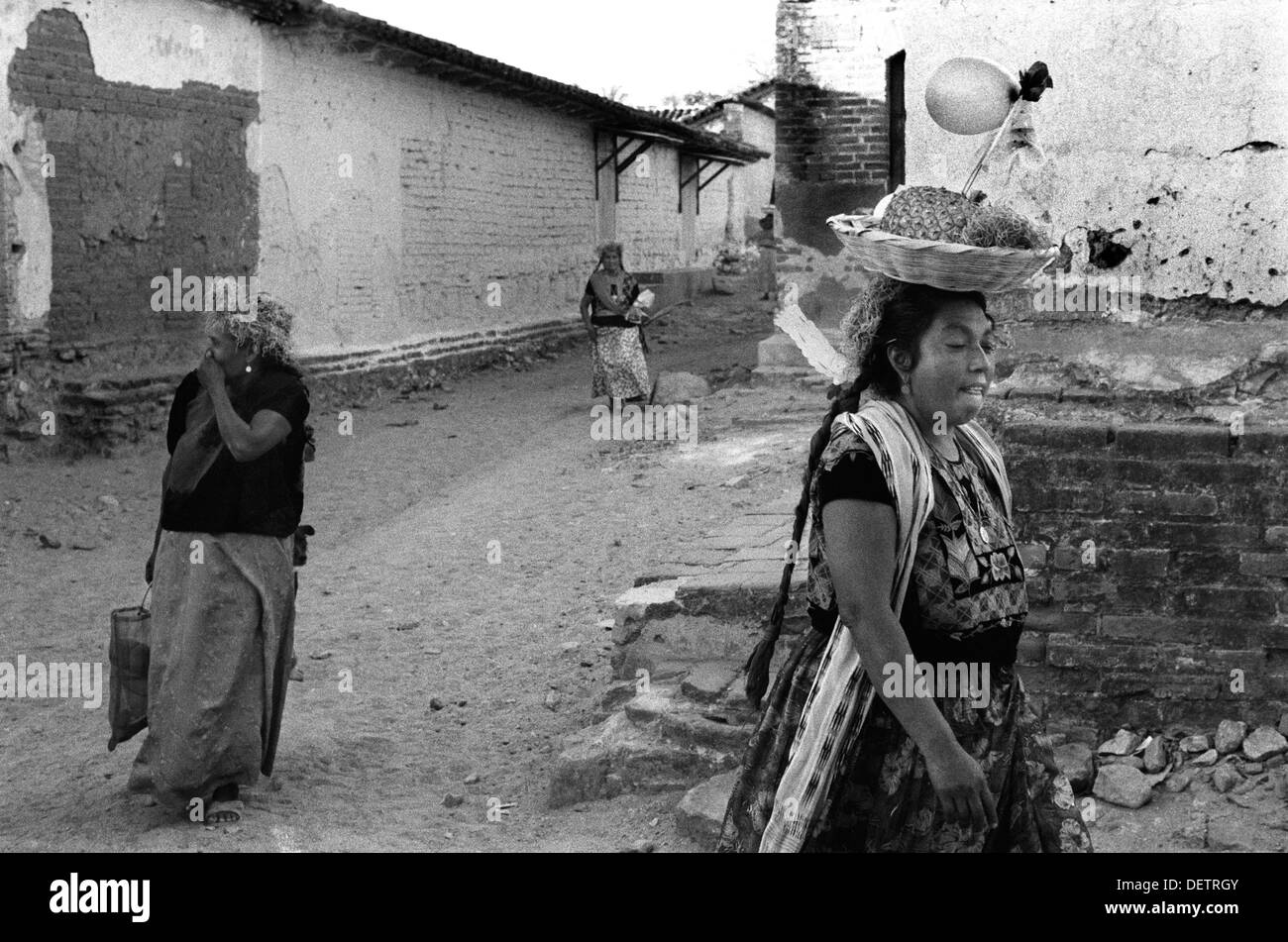 Indian women from oaxaca hi-res stock photography and images - Alamy