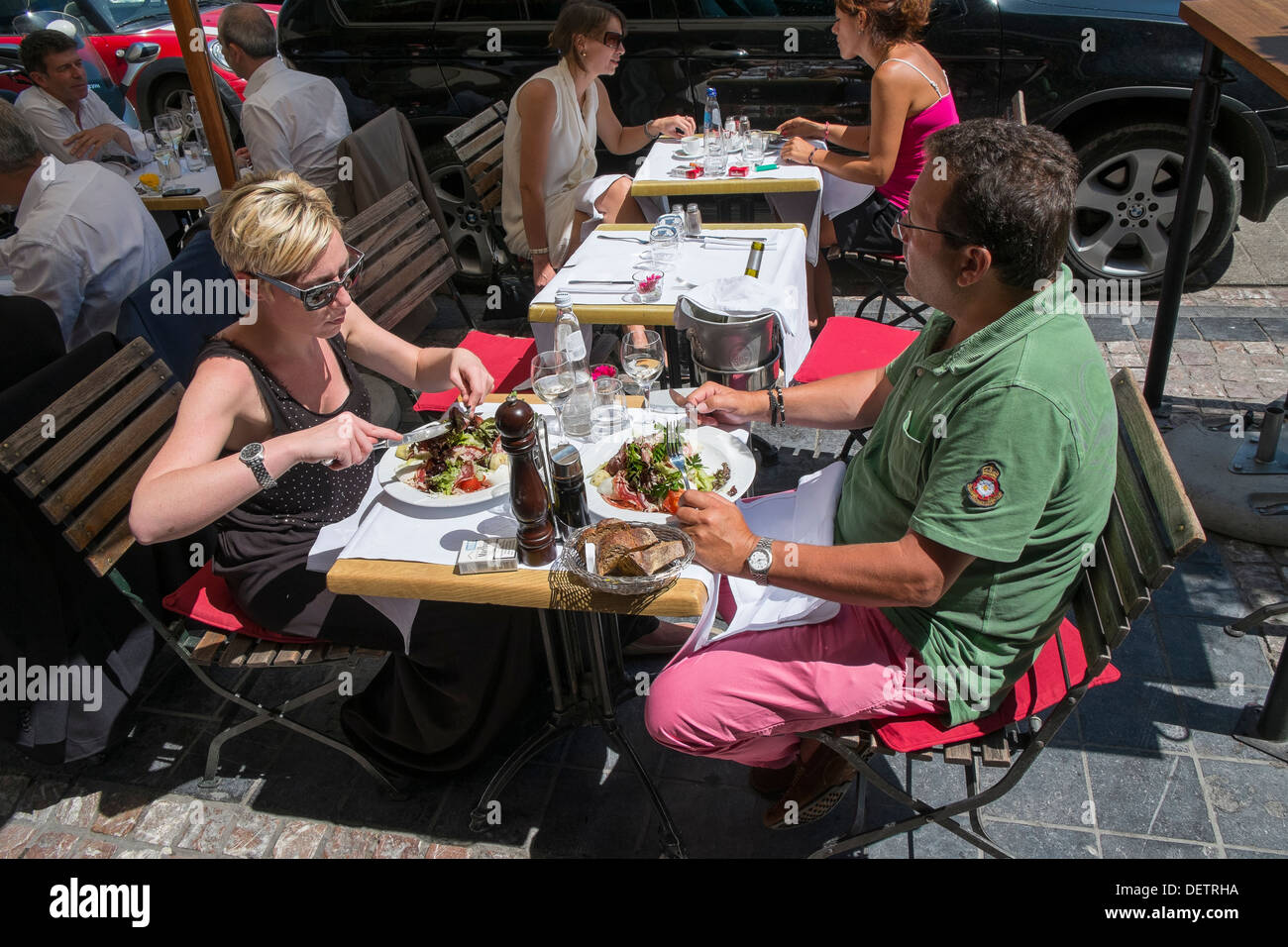 Restaurant dining al fresco outside tables hi-res stock photography and ...