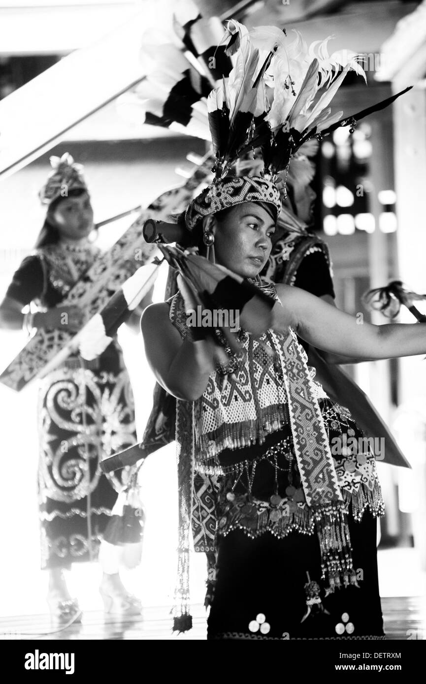 Dayak dance, Bornéo, Kalimantan Timur Stock Photo - Alamy