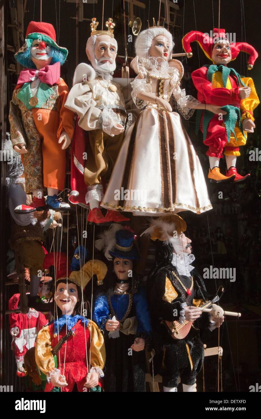 Marionettes king and queen hi-res stock photography and images - Alamy