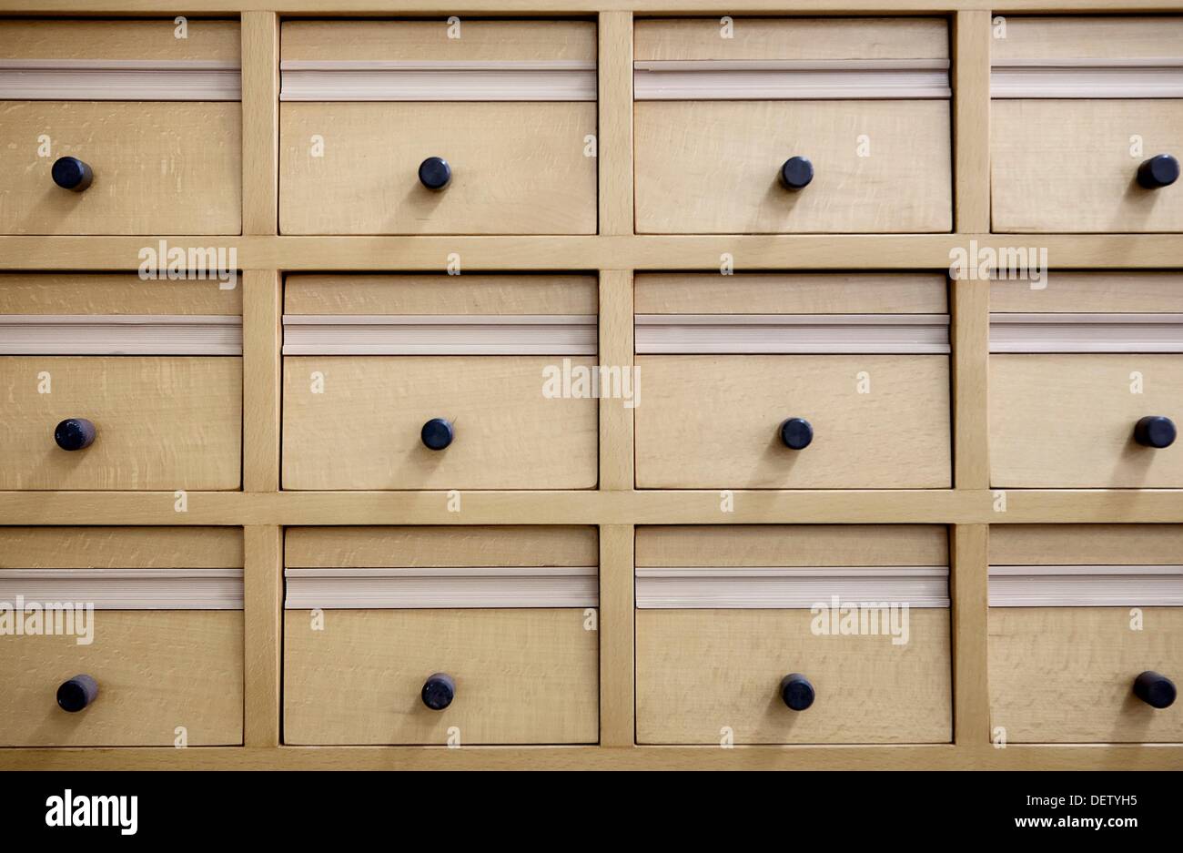 Chest of draws hi-res stock photography and images - Alamy