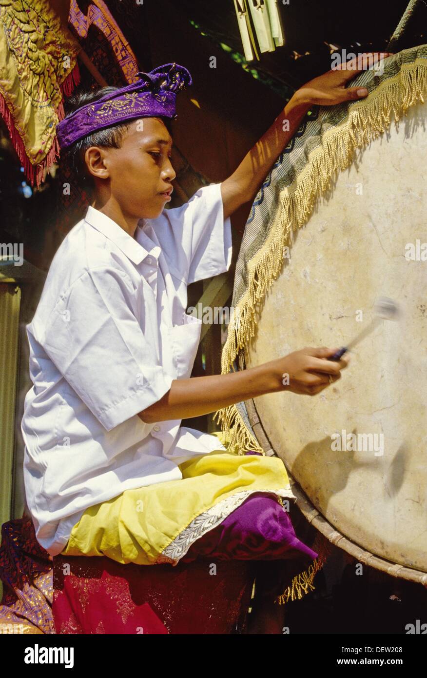 Indonesian gamelan band hi-res stock photography and images - Alamy