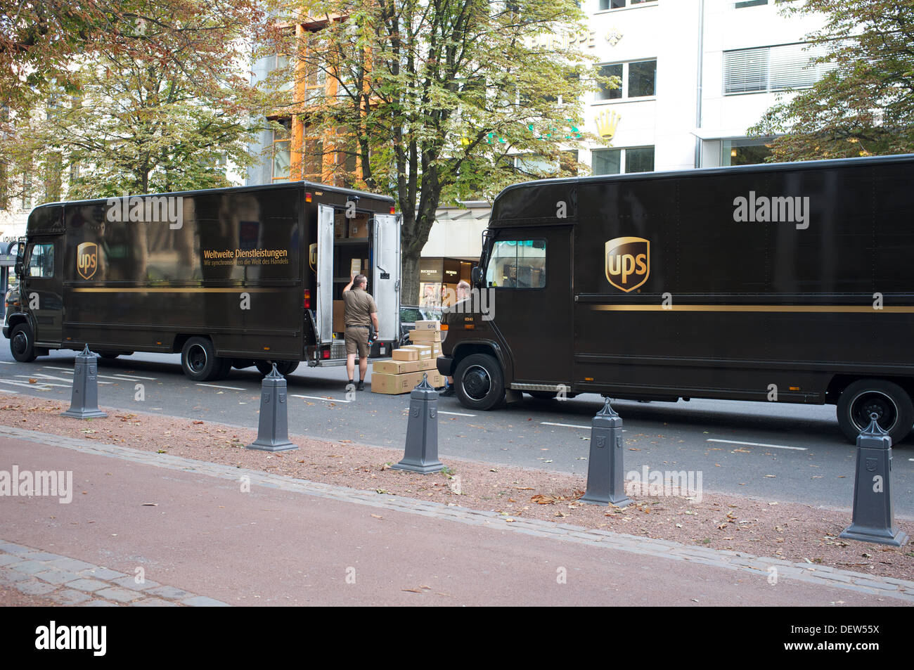 Ups boxes hi-res stock photography and images - Alamy
