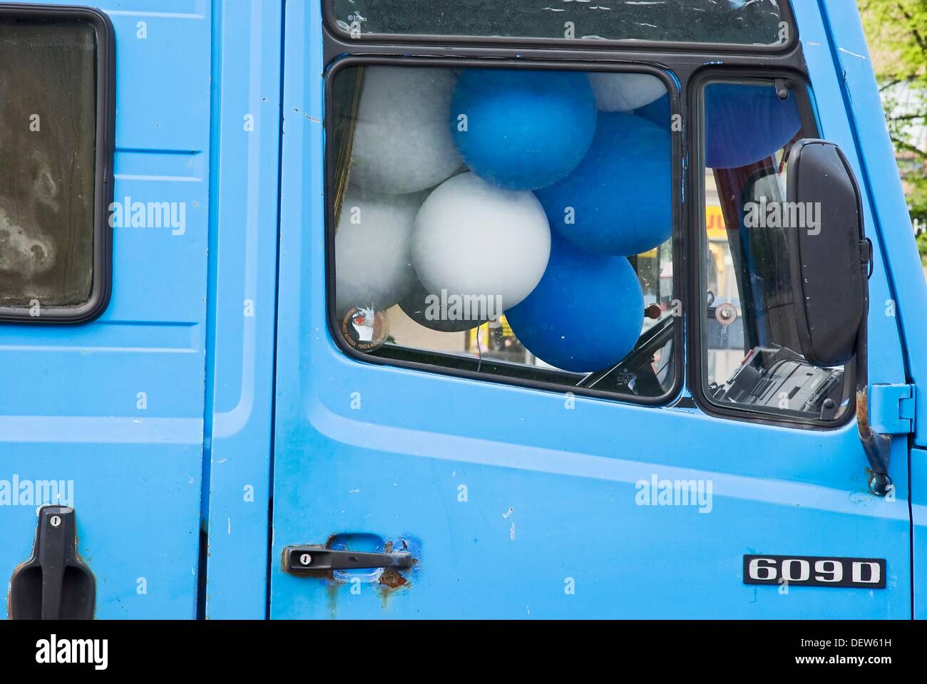 Car full of balloons hi-res stock photography and images - Alamy