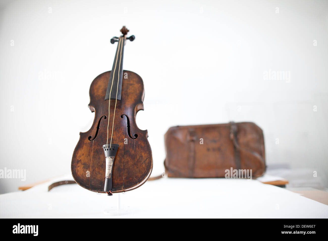 The violin played by bandmaster Wallace Hartley during the final ...