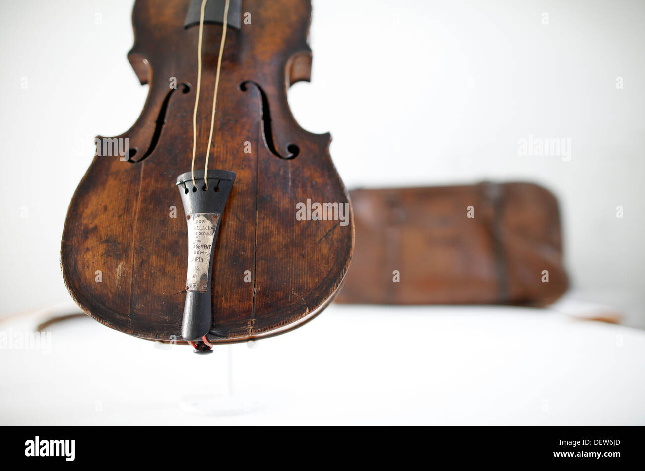 Sinking of the titanic violin hi-res stock photography and images - Alamy