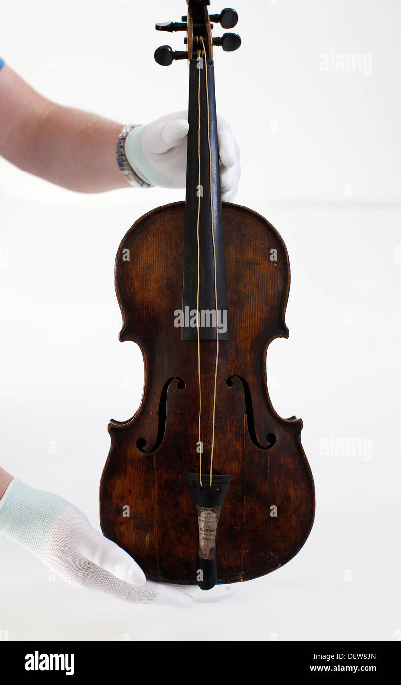The violin played by bandmaster Wallace Hartley during the final ...