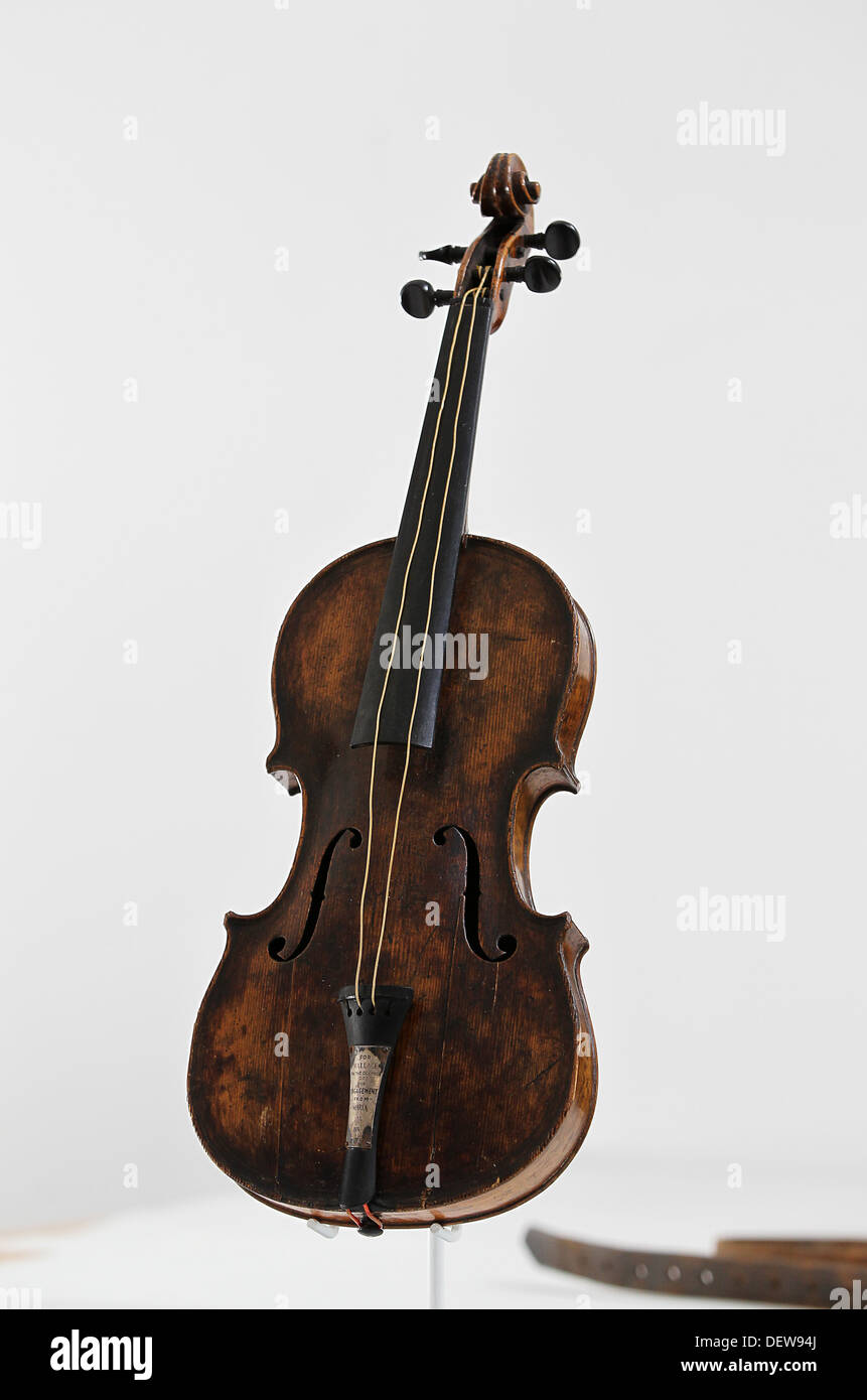 Titanic final moments hi-res stock photography and images - Alamy