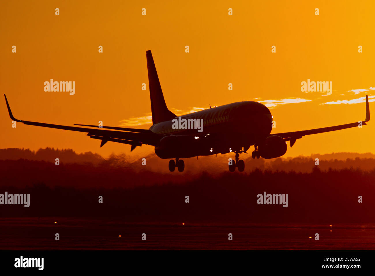 Ryanair ryanair sun boeing hi-res stock photography and images - Alamy