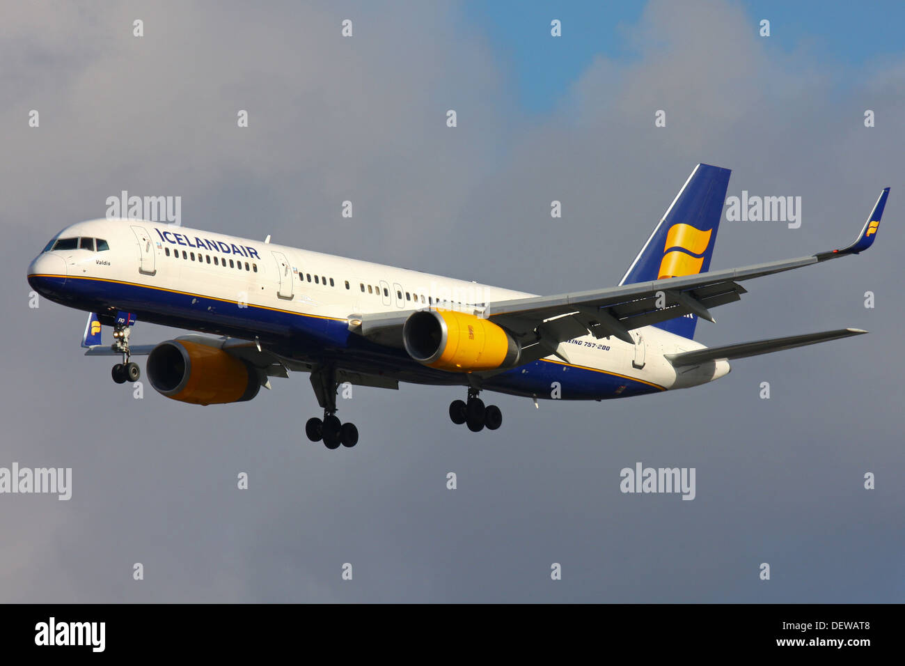 Boeing 767 landing hi-res stock photography and images - Alamy