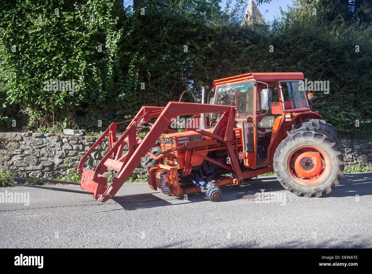 farmer farm labourer laborer repairing tractor Stock Photo - Alamy