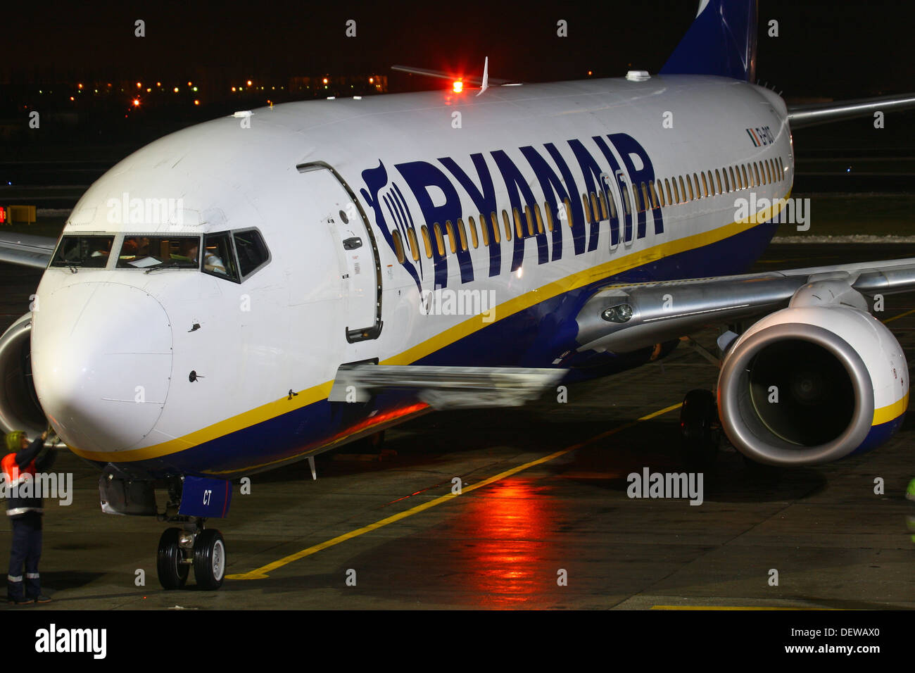 Night photo of Ryanair's Boeing 737 Stock Photo - Alamy