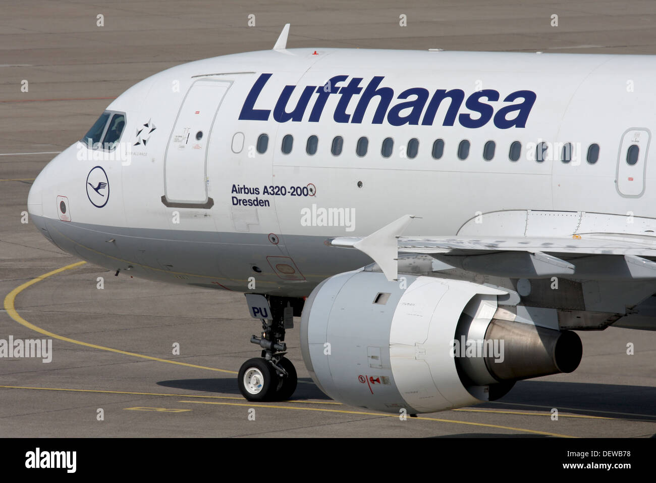 Airbus A320 from Lufhansa airline in Berlin Airport Stock Photo - Alamy