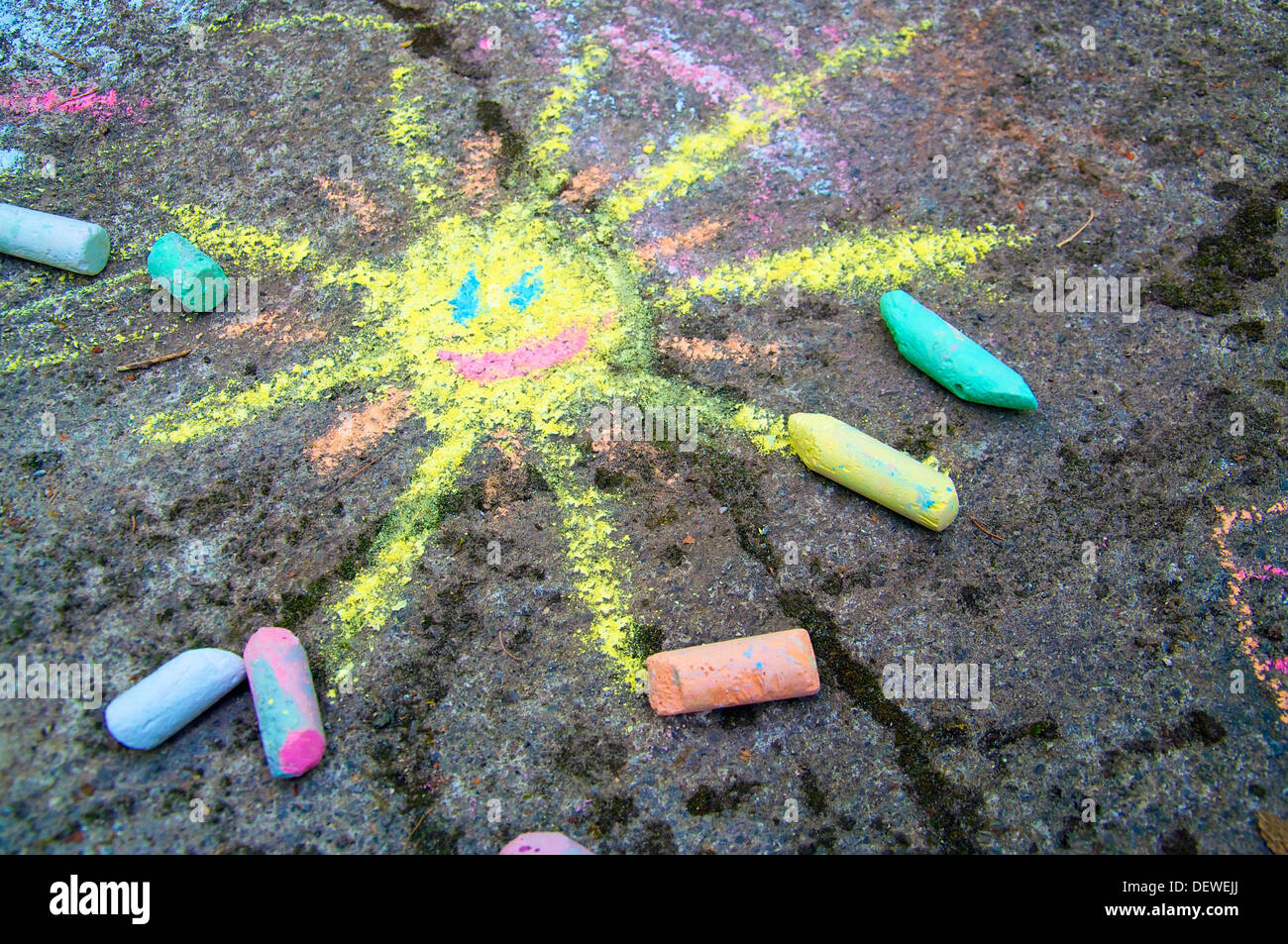 Chalk painting of a happy sun on the pavement Stock Photo - Alamy