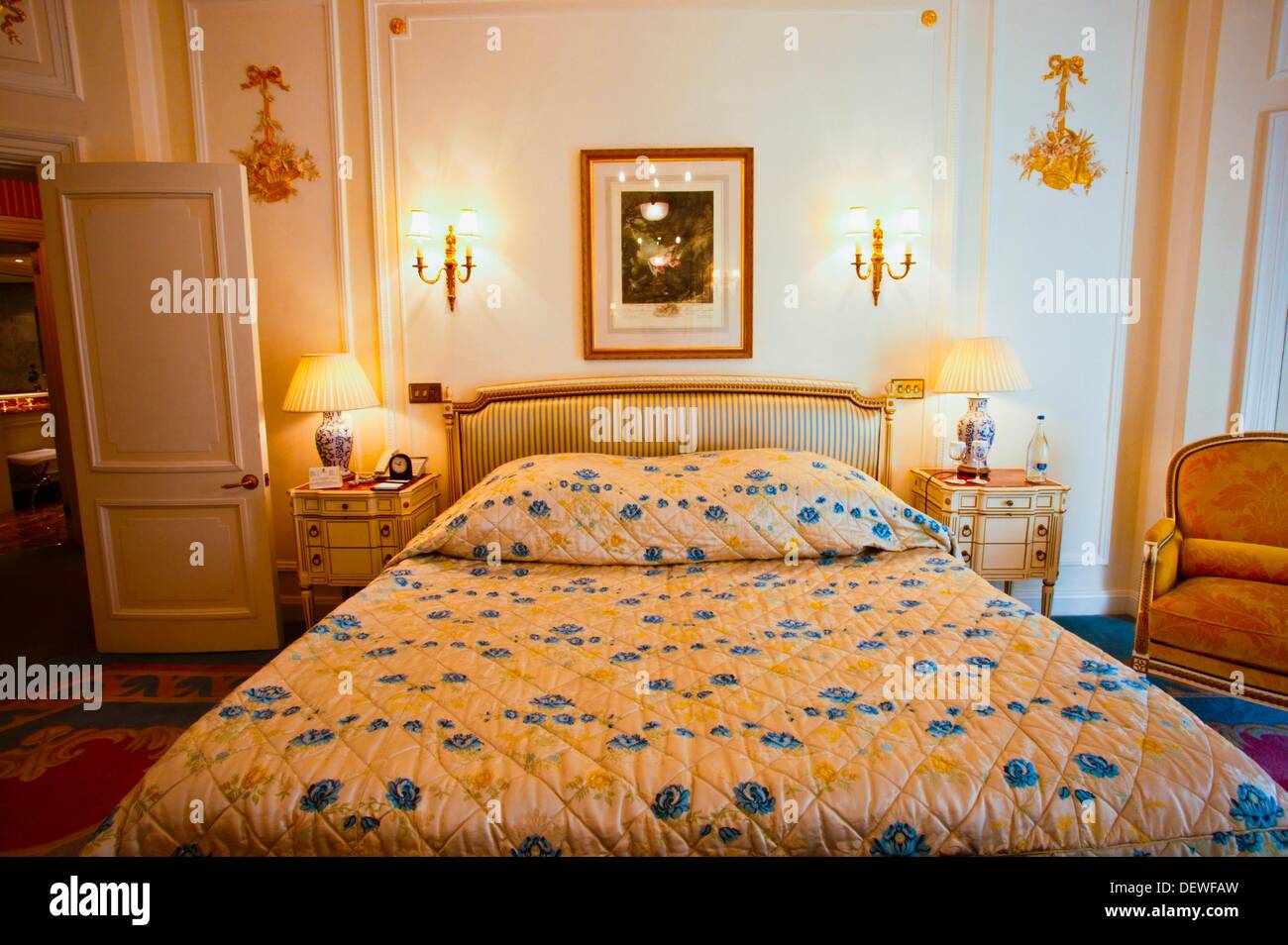Ritz hotel london bedroom hi-res stock photography and images - Alamy