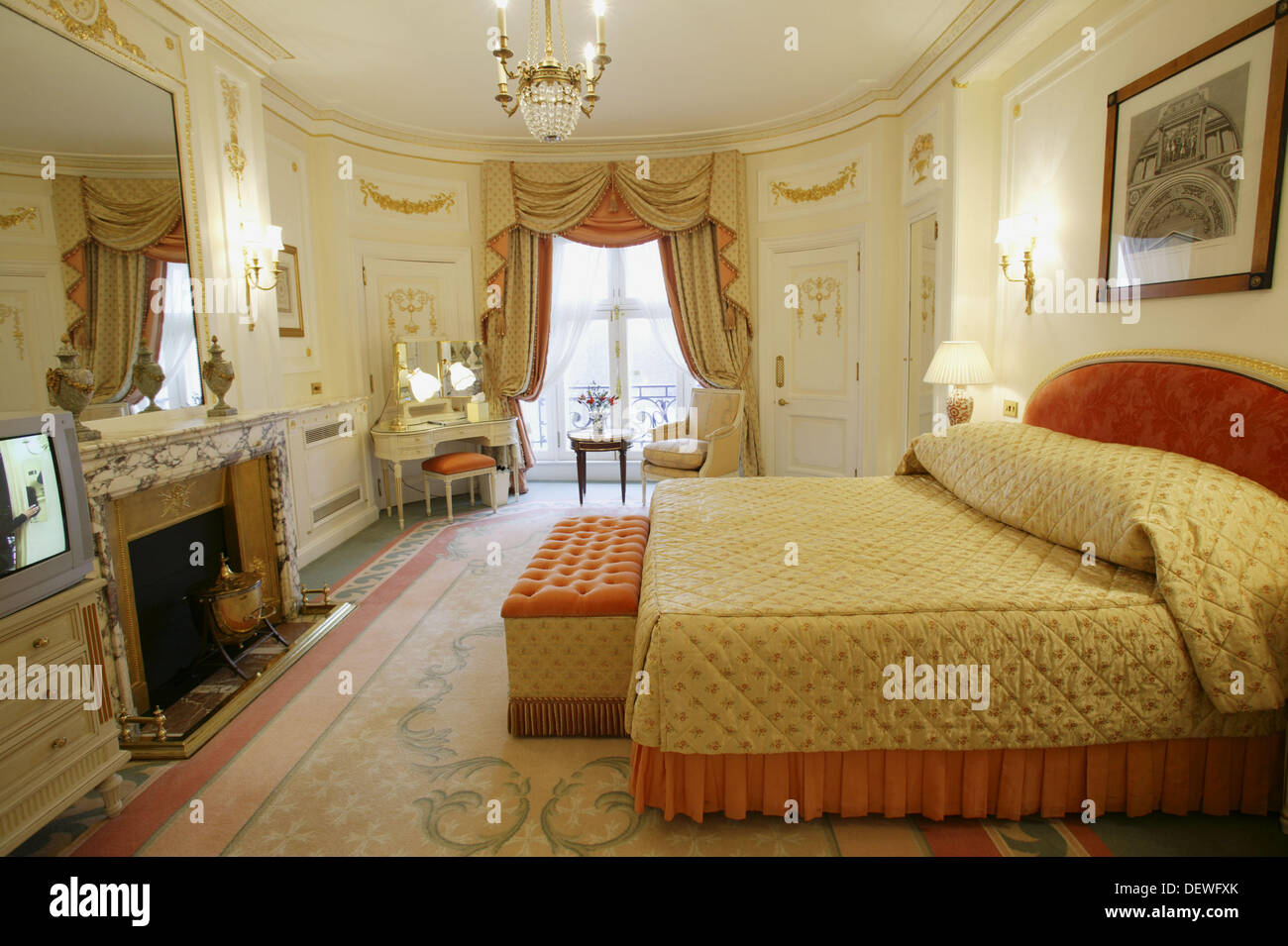 Ritz hotel london interior hi-res stock photography and images - Alamy