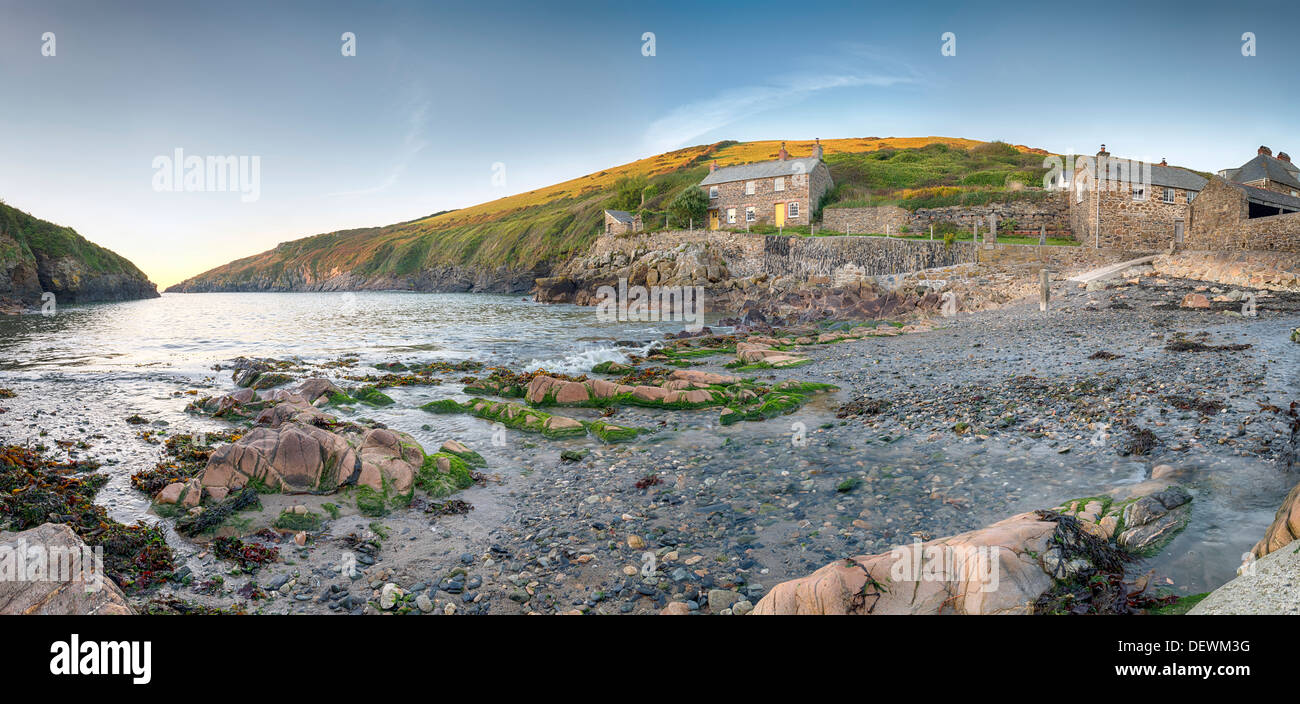Cornwall cottage cliff hi-res stock photography and images - Alamy