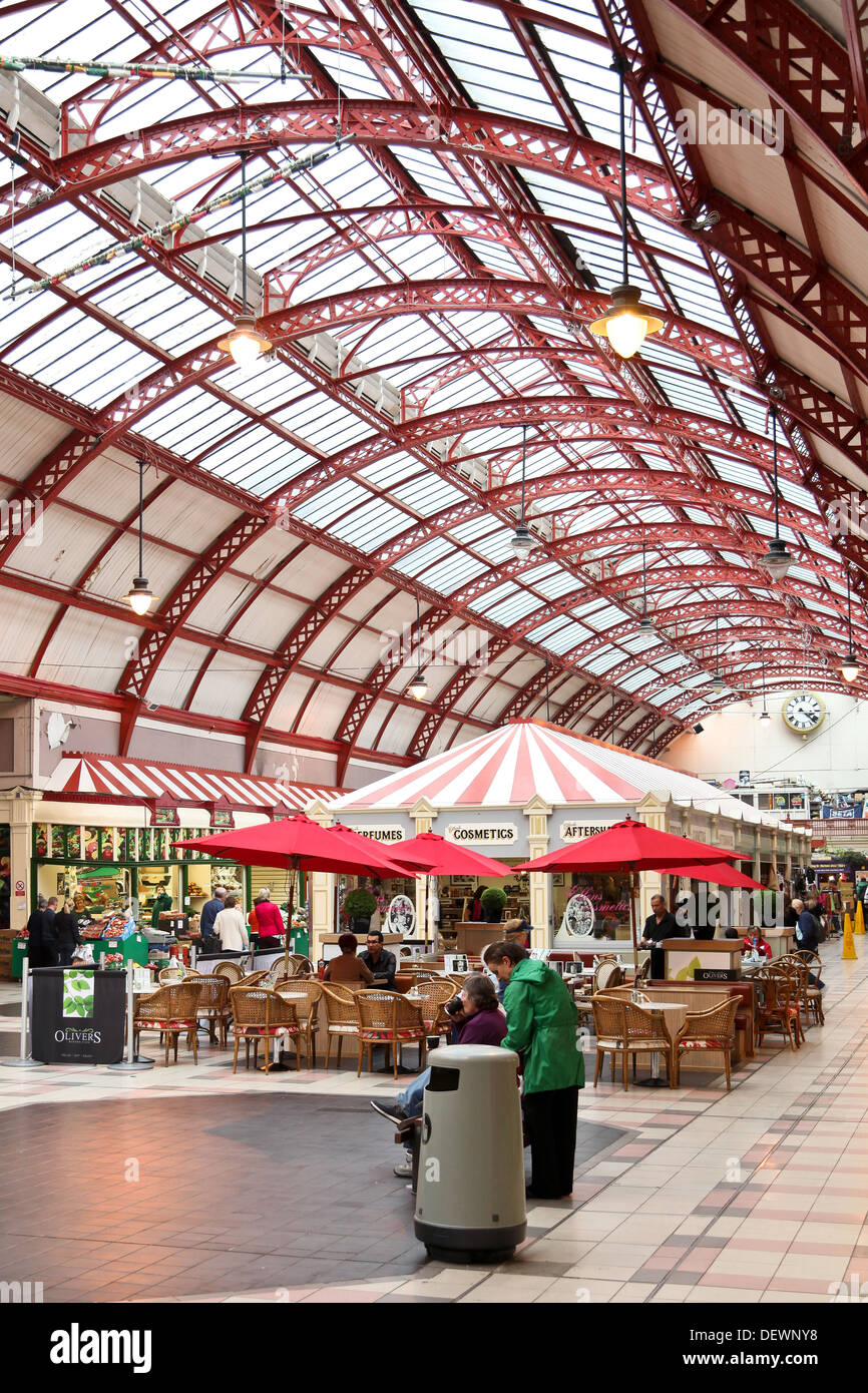 Arches roof hi-res stock photography and images - Alamy