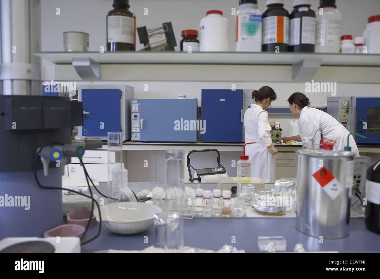 Materials science and engineering laboratory hi-res stock photography ...