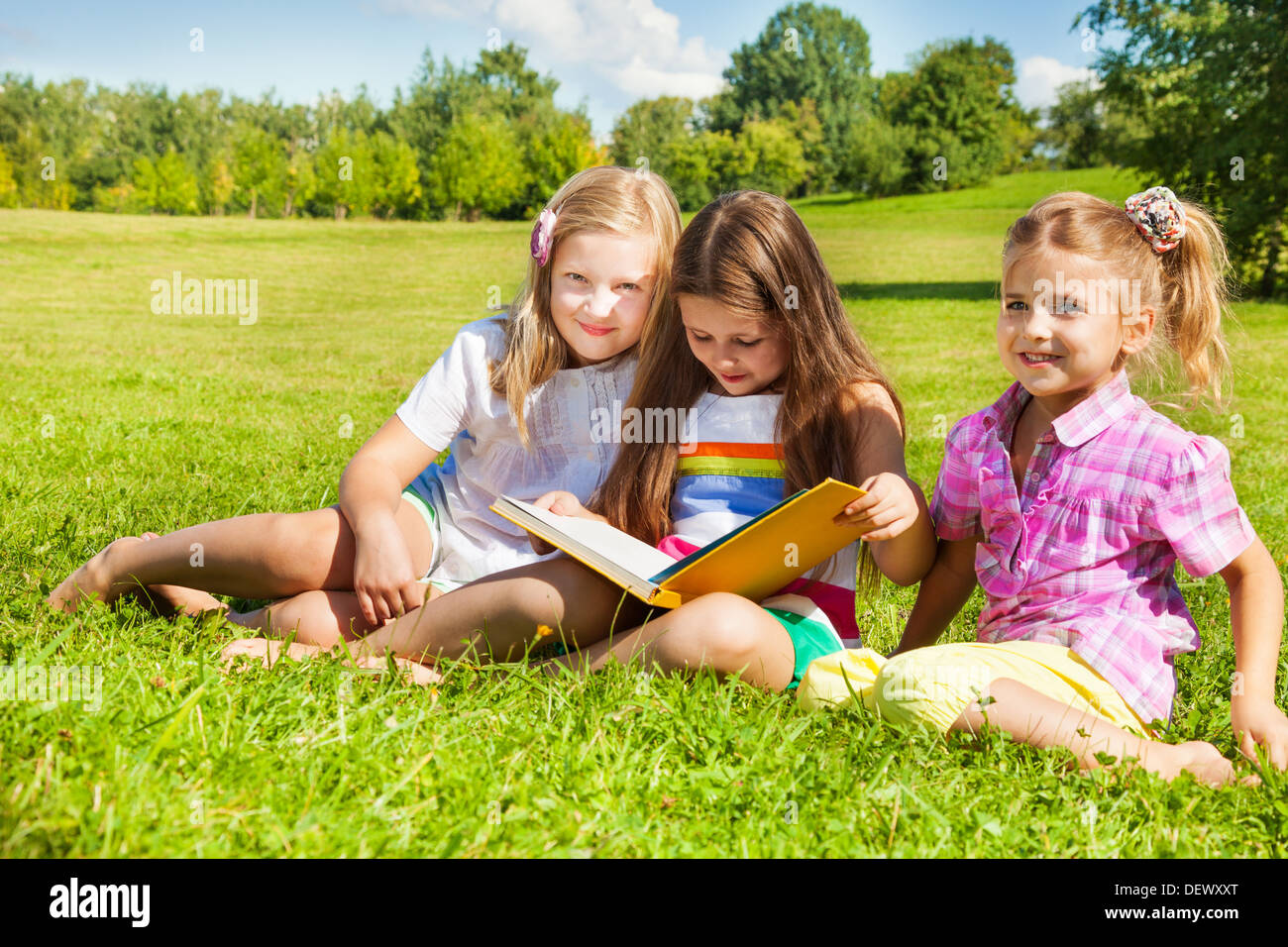 Big Sister Reading Little Sister Stock Photos & Big Sister Reading ...
